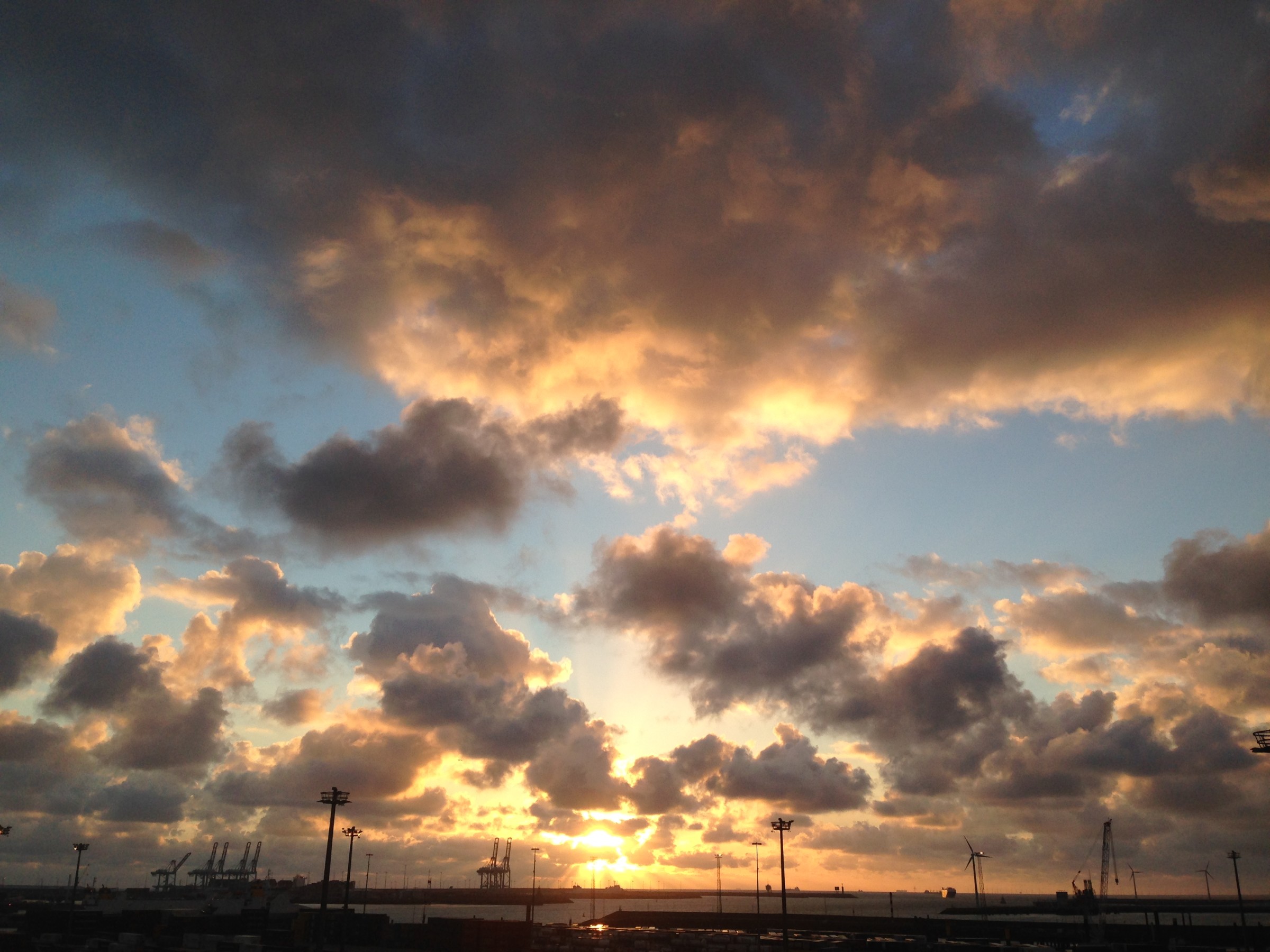 Weerwoord | En opnieuw prachtige wolkenluchten bij zonsondergang!