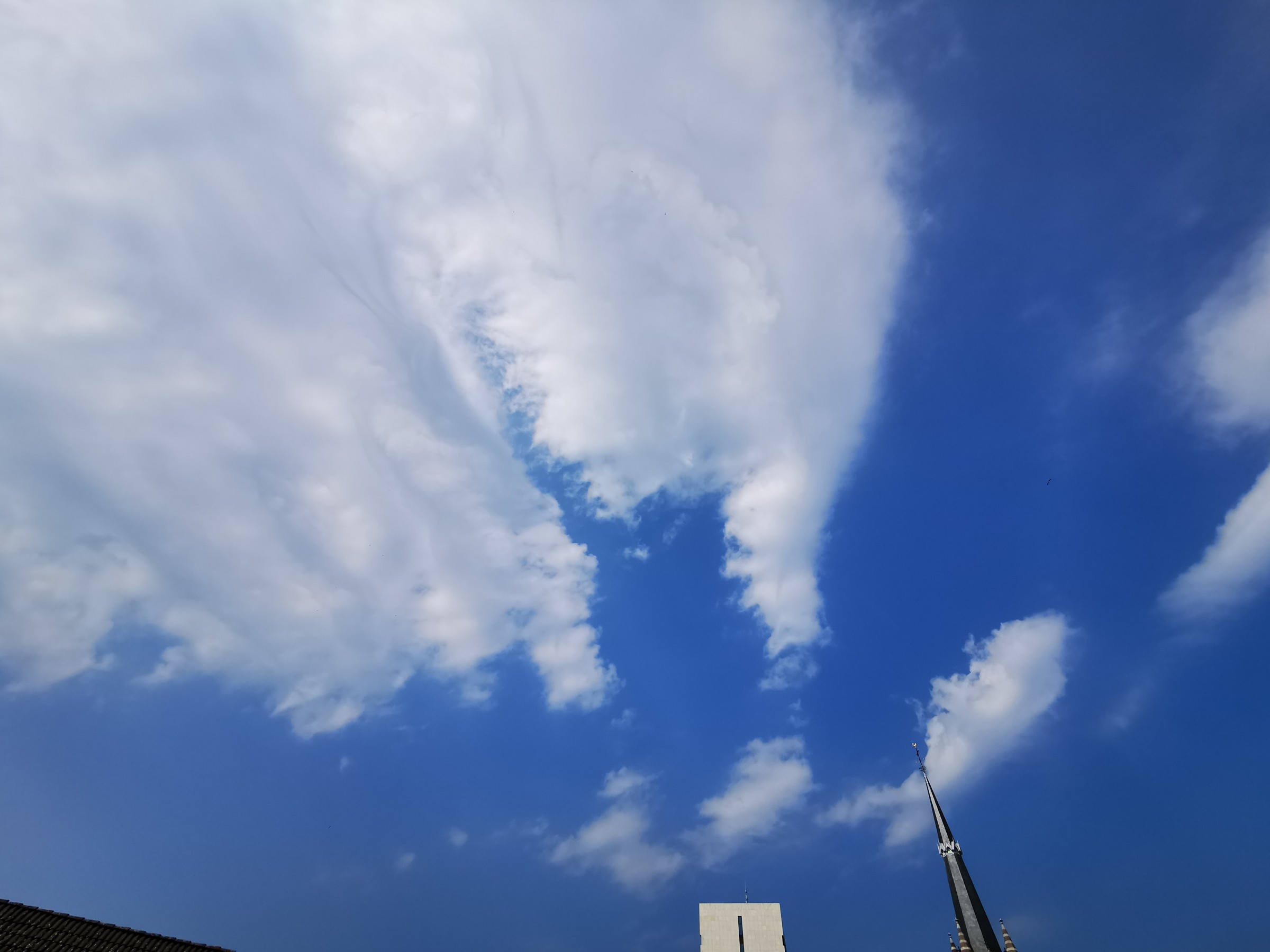 Weerwoord | 10 minuten geleden nog onbewolkt,..