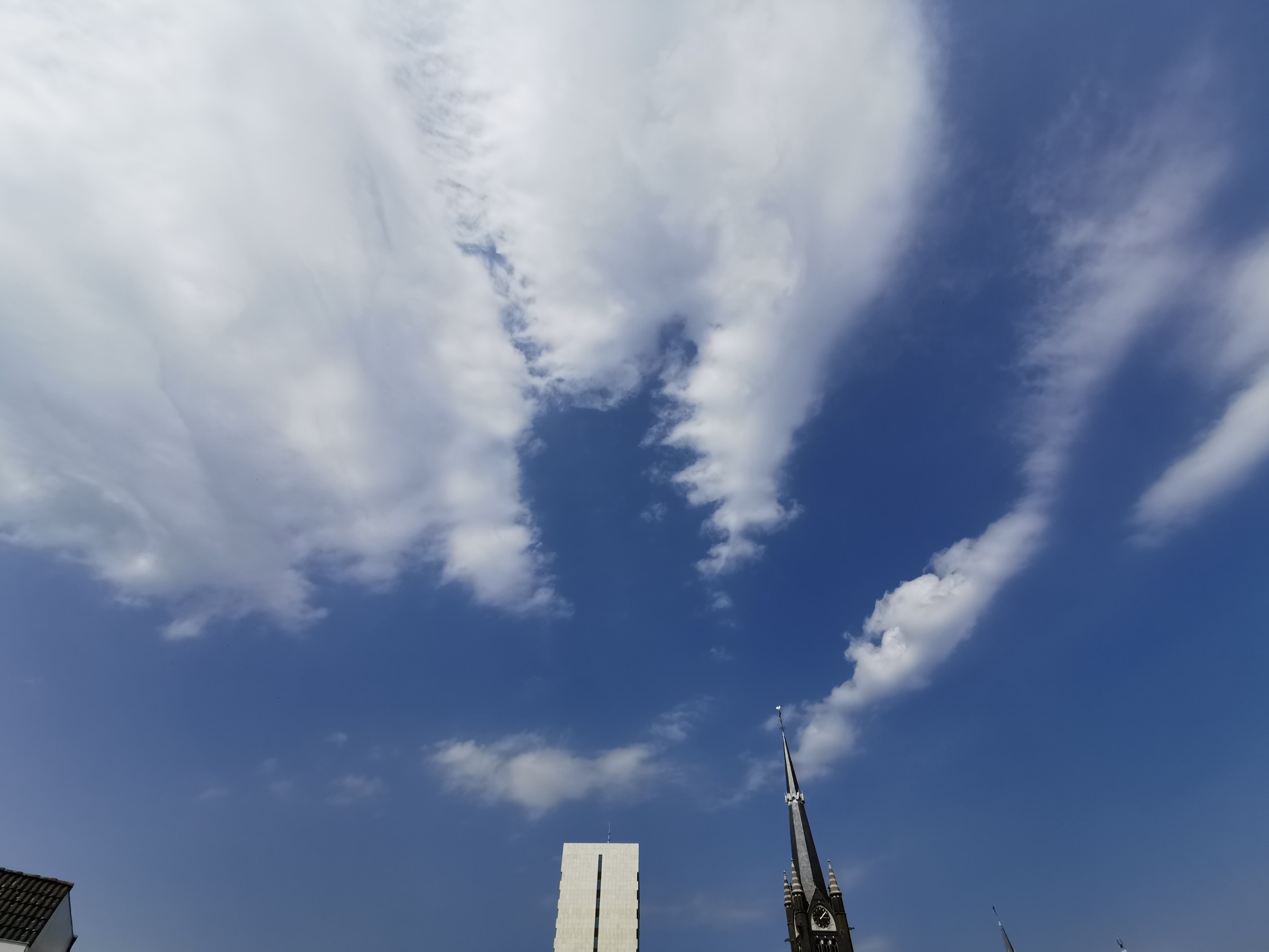 Weerwoord | 10 minuten geleden nog onbewolkt,..